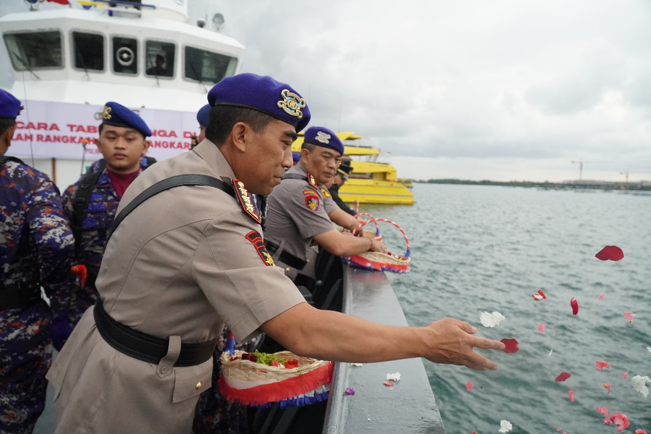 Tabur Bunga di Laut Benoa: Waka Polda Bali dan Samudera Menghantar Doa ...